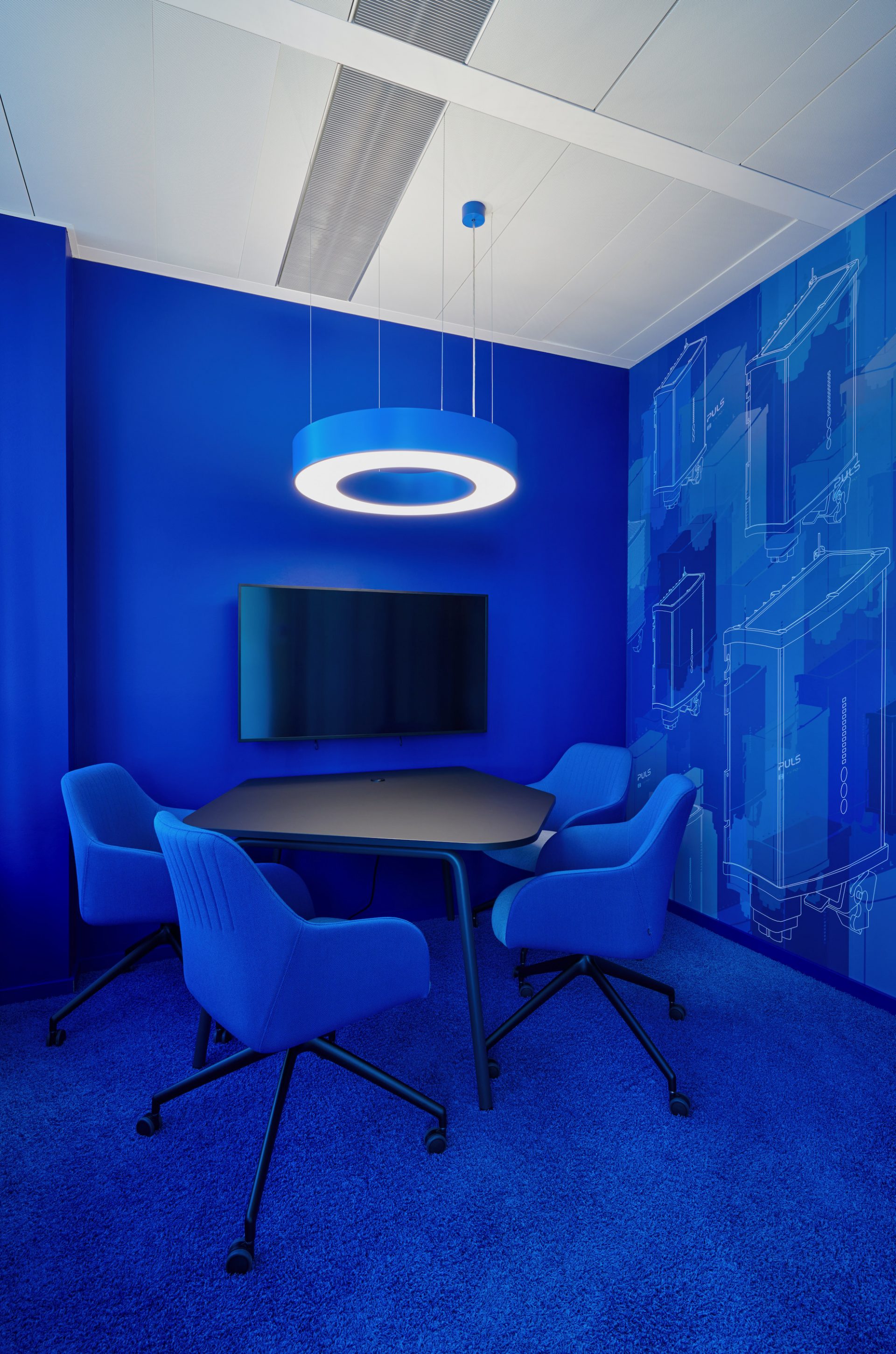 PULS Vario's Dynamic Work Environment by Evolution Design - Work Design ...